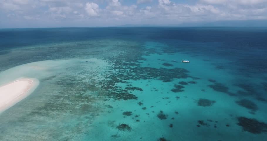 landscape of great barrier reef islands in Queensland, Australia image ...
