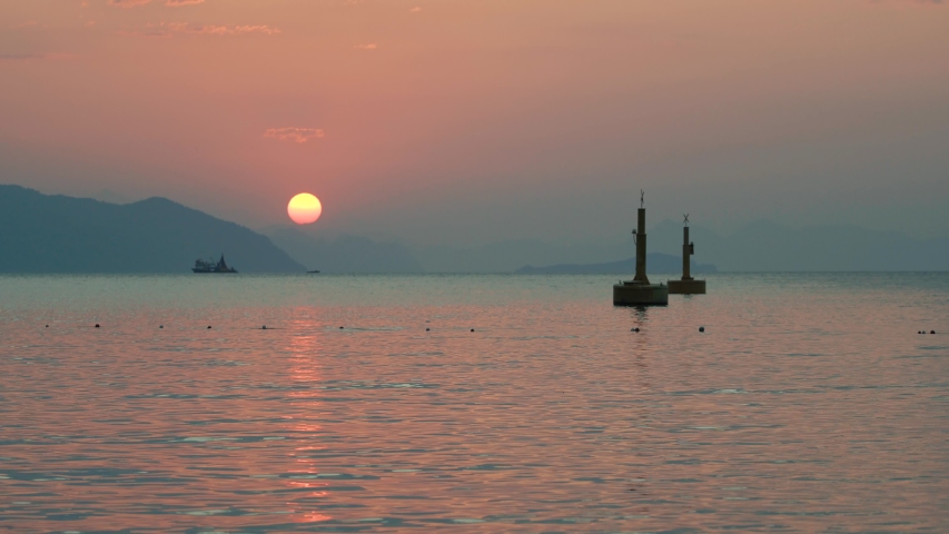 Waves and sun over the water on the ocean image - Free stock photo ...