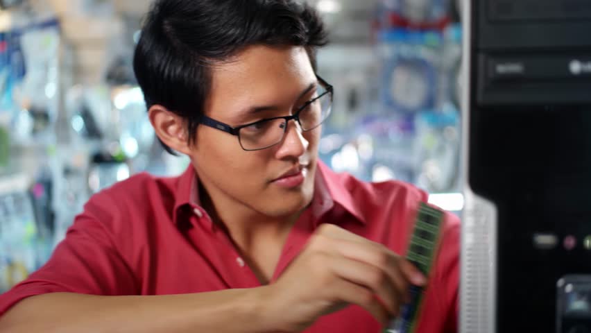 Stockvideo-Clip von Young asian shop owner working in computer ...